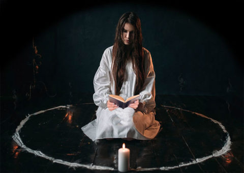 Le mage : un bon spécialistes pour faire de la magie blanche.